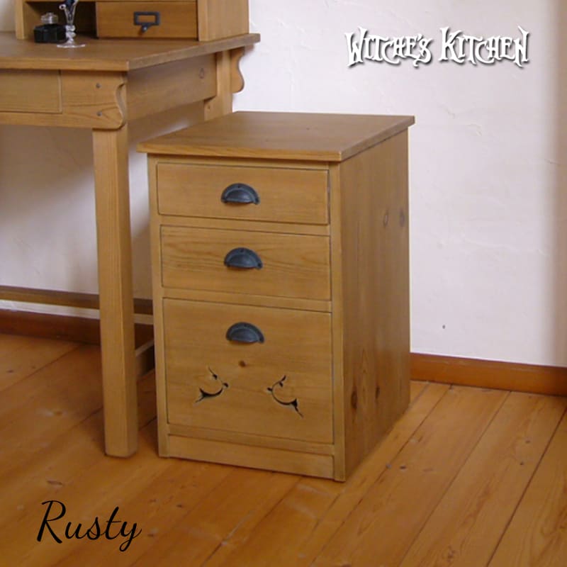 ブックケース『ダリル』とお揃いの、可愛いフランス刺繍モチーフを カットワークした、デスクサイドにピッタリな"チェスト・オブ・ドロワーズ"。 引き出しの内寸サイズは幅28.5×奥行き33.5、高さは上から 7.5、9.5、21.5(各センチ)...