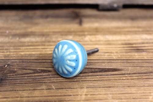 商品説明 「ノブって使ってるうちに傷んだり、汚れたりしますよね」 そんな時は、思い切ってノブごと変えてみましょ！ 今回ご紹介する商品は、陶器製の替えノブです。 キャビネットの扉や引き出しに取り付ければ、また違ったイメージを出してくれるはずで...