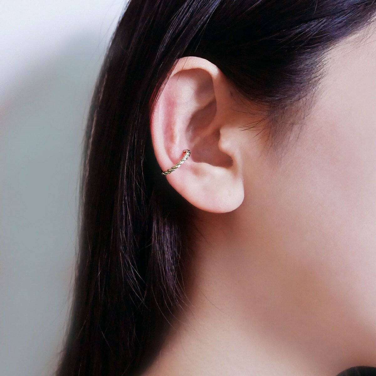 [型番:HJVE0038H YG]クラシカルなロープチェーンがデザインソースのイヤーカフ。細部まで表現されたデティールが上品な印象。程よいボリューム感のイヤーカフは、ピアスやイヤリングとのコーディネートも楽しめます。違う色の地金とのコーディ...