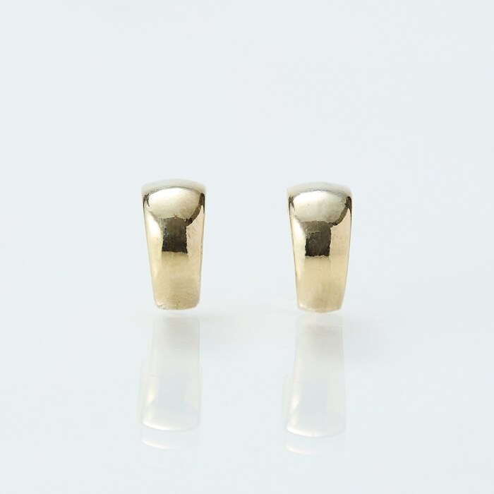 痛くない！落ちにくい！ピアス見え！イヤリング金具を最小限に軽量化したことで、ストレスフリーな着け心地とピアスのようなルックスを実現♪【程よい幅感でぴったりと耳たぶに沿うフープイヤリング】シンプルなフープデザインでイヤリングだけでなくイヤーカ...