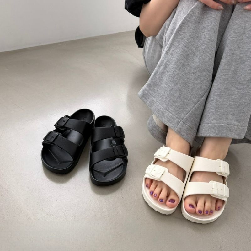 夏に大活躍すること間違いなしのサンダルは、水にも強い素材感と足当たりの良い柔らかな軽量ソールで普段使いはもちろん、アウトドアにもおすすめのアイテム。ユニセックスで使用でき、子供から大人まで履ける幅広いサイズ展開。ヒール：3.7cm、ストーム...