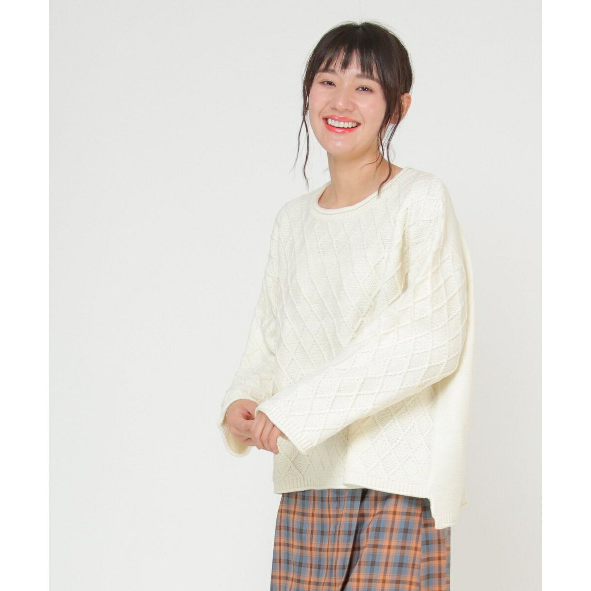 [型番：26180537][アイテム説明]とても編地がキレイなインドネシアで作られたバンドンニット。ゆったりシルエットに、後ろ丈を少し長くしているのもポイントです。レトロでやさしい雰囲気のニットです。【素材】ウールのようなあたたかな手触りが...