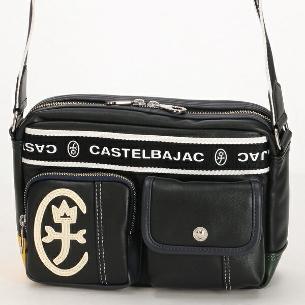 カステルバジャック（CASTELBAJAC）のショルダーバッグ ヨコ型。［ポイント］ベーシックな本体カラーにカステルバジャックらしい4原色がちらりとのぞく配色がポイントのカジュアルショルダーバッグ。マチ付きの便利な外ポケットや580gと軽量...