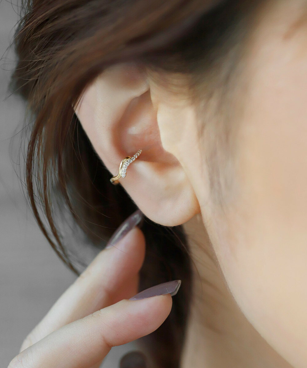 なめらかなウェーブラインに連なるビジューが輝き、上品な耳元に導いてくれるイヤーカフ。華奢なデザインが大人の女性らしく、オフィスコーデにも好相性です。2WAY仕様なので、ビジューを後ろにしてもスッキリとした印象に変えられるのも嬉しいポイント♪...