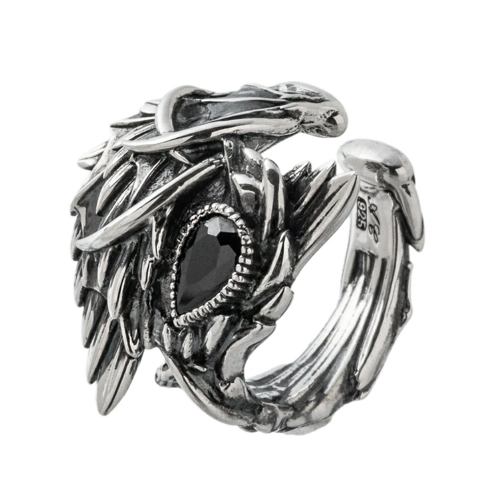 段々に重なる“天使と悪魔の翼”を、耳もとに宿すイヤーカフ。羽根の一枚一枚まで丁寧に彫り起こし、陰影が流れるように立ち上がるアートピースです。センターには深い艶を放つブラックCZ。小ぶりでも存在感は確かで、横顔に凛としたコントラストを描きます...