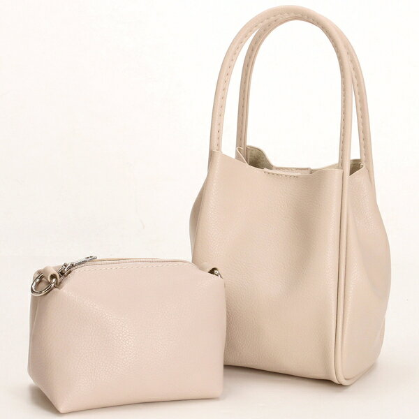 [型番:30032]【スクエア型のシンプルな3WAYバッグ】ころんとしたデザインに柔らかなフェイクレザーを組み合わせました。カワイイ見た目はもちろんですが、使い勝手を重視したデザインがポイントです。ロングとショートのストラップが付いているの...