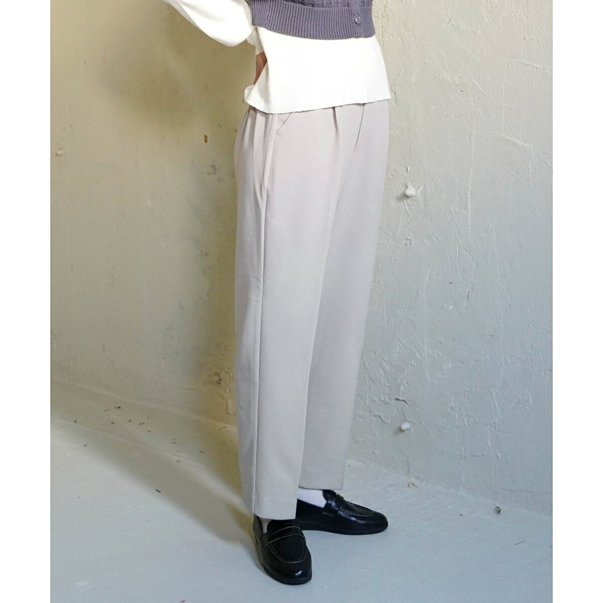 [型番：26299754][アイテム説明]少しだけ裾が広がったセミフレアパンツ。マンネリしがちなワイドパンツスタイルを新鮮にしてくれるトレンドの形です。フレアパンツ初心者でもセミフレアなら安心！セミフレア×センタープレスの効果で美脚見えも叶...