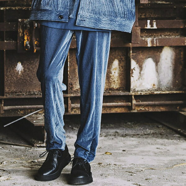 [型番:850006-799P]2022 S/S NO ID. collectionフロント裾にあしらったスリットのデザインと生地の凹凸から生まれる陰影のコントラストが魅力のリラクシーな雰囲気のイージートラウザーズ。上品な光沢のベロア素材に...