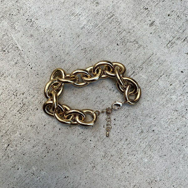 [型番：72443860006]-Design-1本で存在感のあるボリュームのあるチェーンを使ったブレスレット。シンプルなコーデにもこのアイテムを身に着けるだけで一気にこなれ感がプラス。■カラー：ゴールドサイズ:F 全長:23cm 重さ:2...