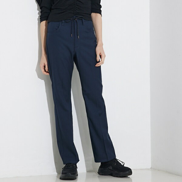 [型番：72443950000]-Design-ラインがとてもきれいなラングラー定番人気のランチャーパンツ。裾に向かってややフレアになったシューカットが特徴です。腰周りはタイトめなシルエットなので、ドレスパンツ、スラックスのように綺麗にご着...