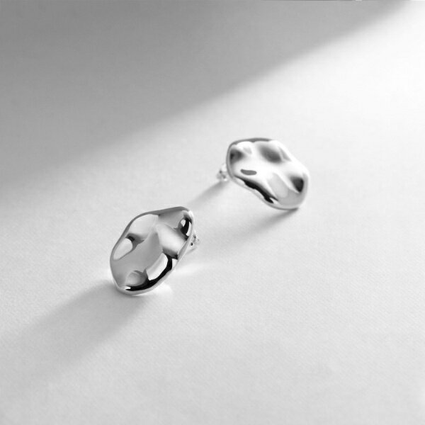 [型番：76771310]変色をしにくくしてくれる”クリアコーティング”を表面に施したニュアンスピアス。左右異なるデザインの有機的でニュアンスのある面がランダムな光を放ち、様々な表情を楽しめます。シンプルなスタイルに合わせるだけで着こなしの...