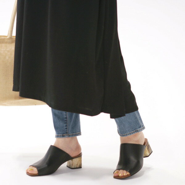 [型番:7204]【Summer Collection】スクエアのつま先とエッジの効いたヒールが魅力のミュールサンダル。着脱ラクちんでこれからの季節にぴったりな「モードカオリ」注目アイテムです。“足当たり柔らかなレザー”本革を使用しているの...