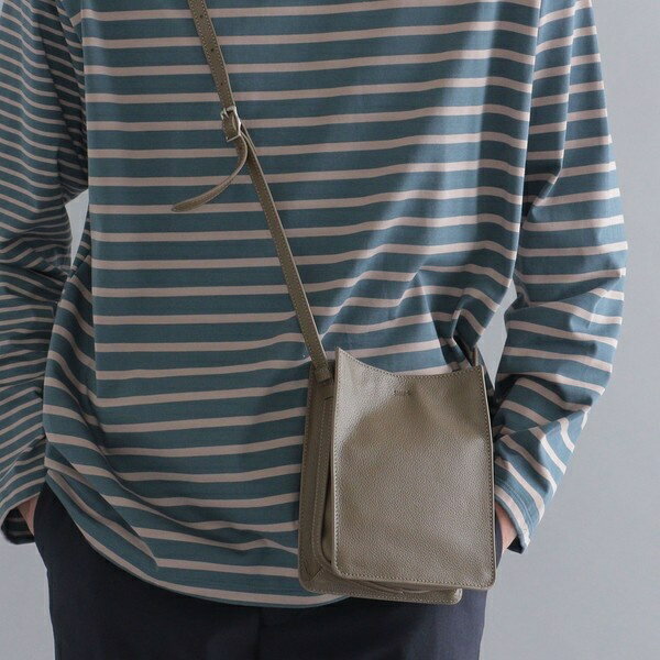 [型番：118433628]シボ革の上品な素材感と独特の味わい、柔らかな風合いが魅力的なショルダーバッグ。携帯、財布がすっぽり収まるゴールデンサイズに設計しており、デイリー使いはもちろん、ちょっとしたお出掛けにも重宝するバッグです。利便性を...