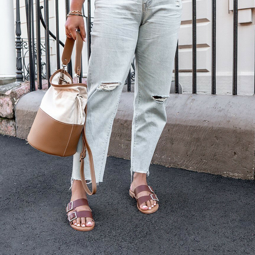 [型番:W12711]シンプルなバックル付きストラップの2本ベルトが履く人を選ばないNEWデザイン。アッパーからソールまで総革の仕様ながら、クッション性のあるヒール高の仕様で長時間の着用にも疲れにくいアイテム。■カラー：ブラウン、ブラック※...