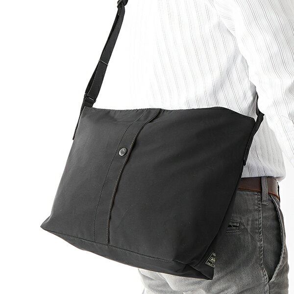 [型番:66005798]マウンテンパーカーなどのアウトドアウェアのアウターをモチーフに、素材やディティールにこだわった「PORTER2（ツー）」シリーズです。メイン素材は、マウンテンパーカーなどに古くから使用されているコットン60%、ナイ...