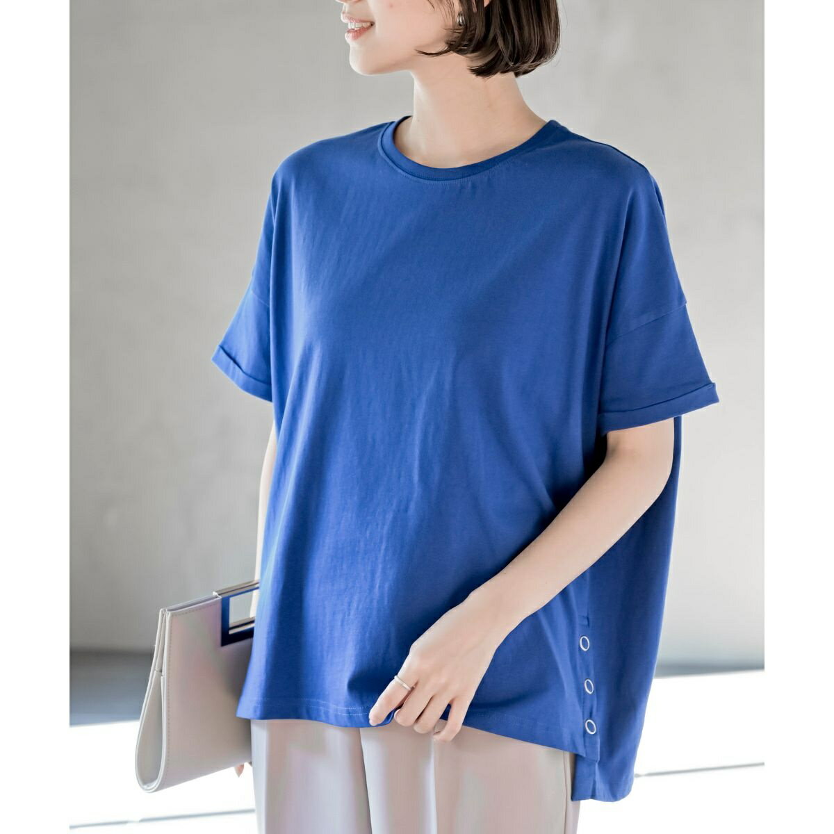 [型番：0770400436]☆2026/SS　再入荷☆スナップボタンがアクセントになったカジュアルTシャツ裾サイドのスナップボタンがアクセントになったカットソーTシャツ。ボタンは開け閉めできるのでスリットデザインとしてもお楽しみいただけま...