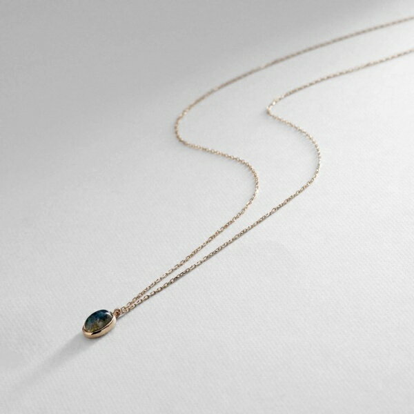 [型番：40536378]オーバル形のカボションカットのカラーストーンをあしらったWEB限定シリーズ。チェーンは43cmのお作りで、アジャスタを使用することで40cmのネックレスとしても着用いただけます。程よいボリューム感のストーンとゴール...