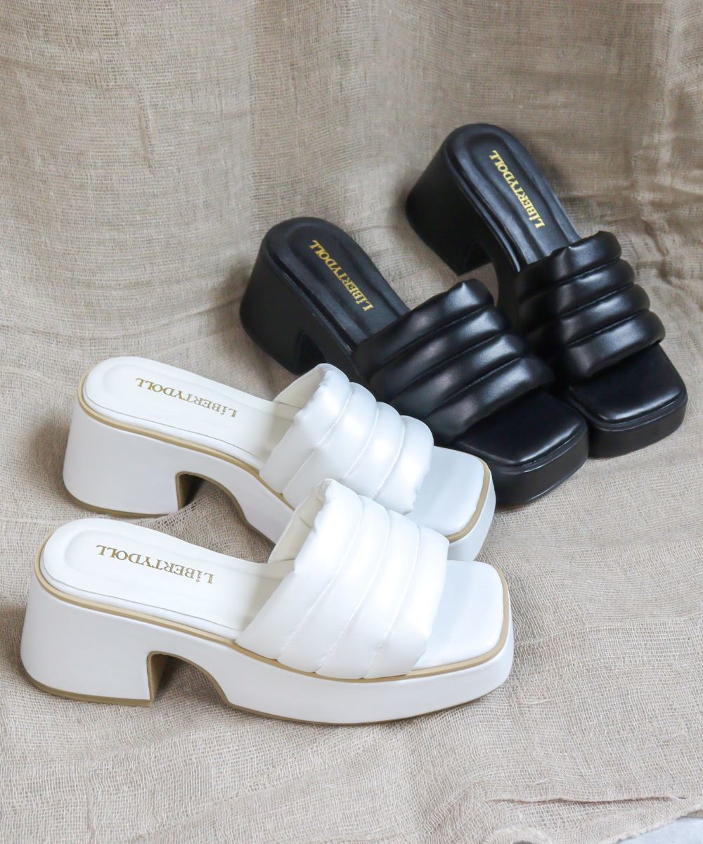 [型番:4152]パデットというとあまり気きなれないかもしれませんが、最近ははやりのデザインなんです！もちもちの質感が足に馴染み、癖になると評判なんですよ！甲をしっかり覆ってくれるミュールタイプなので歩きやすく、着脱も楽なのが特徴です。イン...