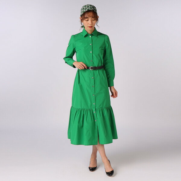 スキャパのマイクロタフタワンピース。ハリと光沢感のあるマイクロタフタ素材で華やかに仕上げたウエストベルト付きのシャツワンピース。ショルダーと裾の切り替え部分にギャザーをあしらい、ふんわりとした女性らしいシルエットを叶えています。大人のきれい...