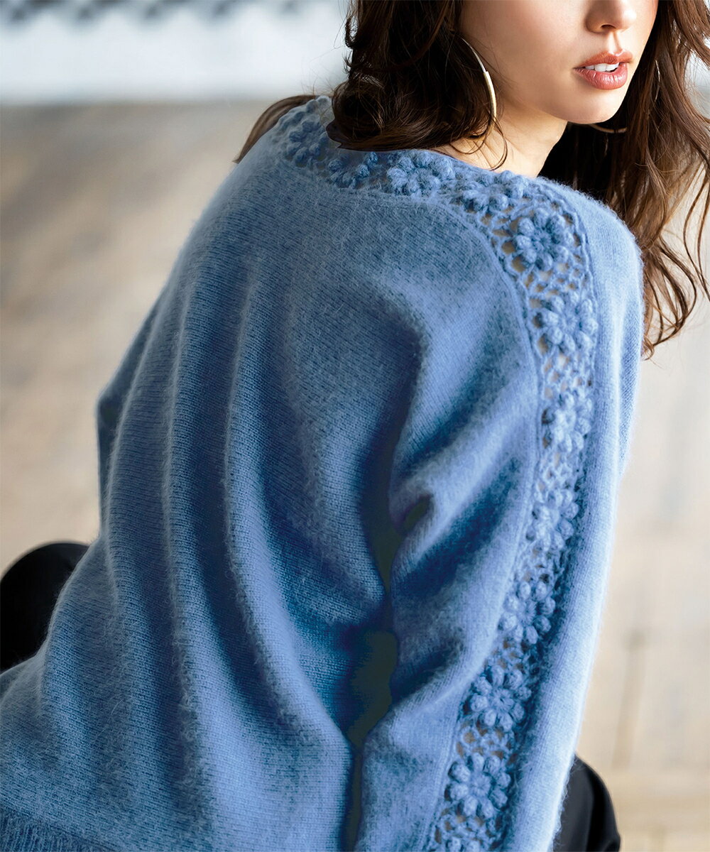 [型番:718688]かぎ針編の花が大人可愛い柔らかなニットの温もりに包まれてふんわり優しい風合いのニットプルオーバー。フロントはシンプルで合わせやすく、手作業で施された袖やバックスタイルのかぎ針編の花が、大人可愛いアクセントに。※商品によ...