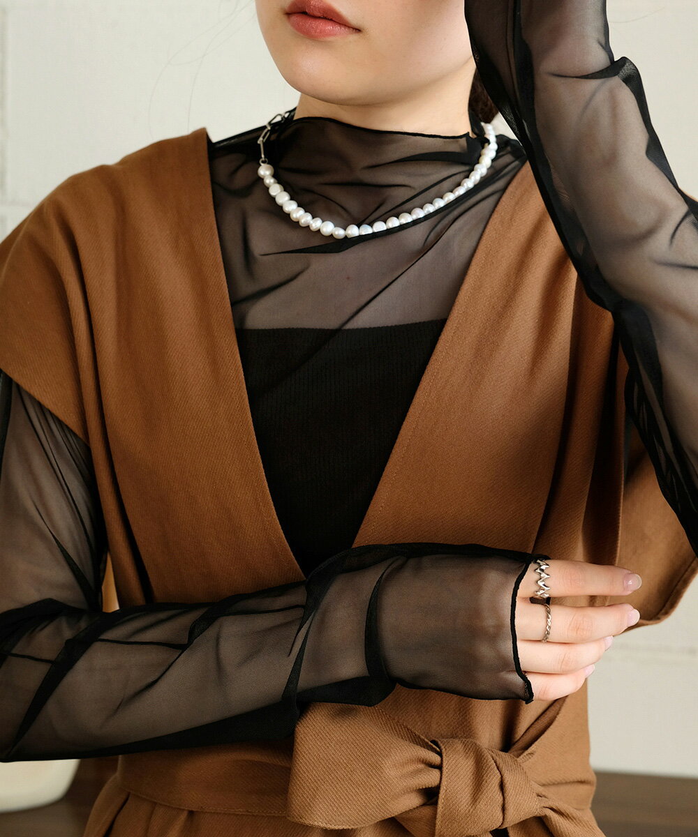 [型番:5231032]●Bab●■POINTインナーとして1枚持っているとコーディネートの幅が広がるシアーTOPS。シンプルに袖の切り替え部分や衿元などのメロウ始末は同色系の糸を使用することで着やすいアイテムとなっています。袖山から袖口に...