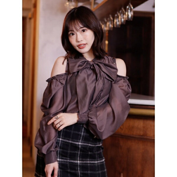 [型番：000425600350]ショルダーボタンでオープンデザインとしても楽しめる2WAYブラウスです。顔周りを華やかに演出する、ふんわりとした大きなリボンもポイント。前後着も可能なので、着こなしの幅も広がります。ほんのりシアーなスリーブ...