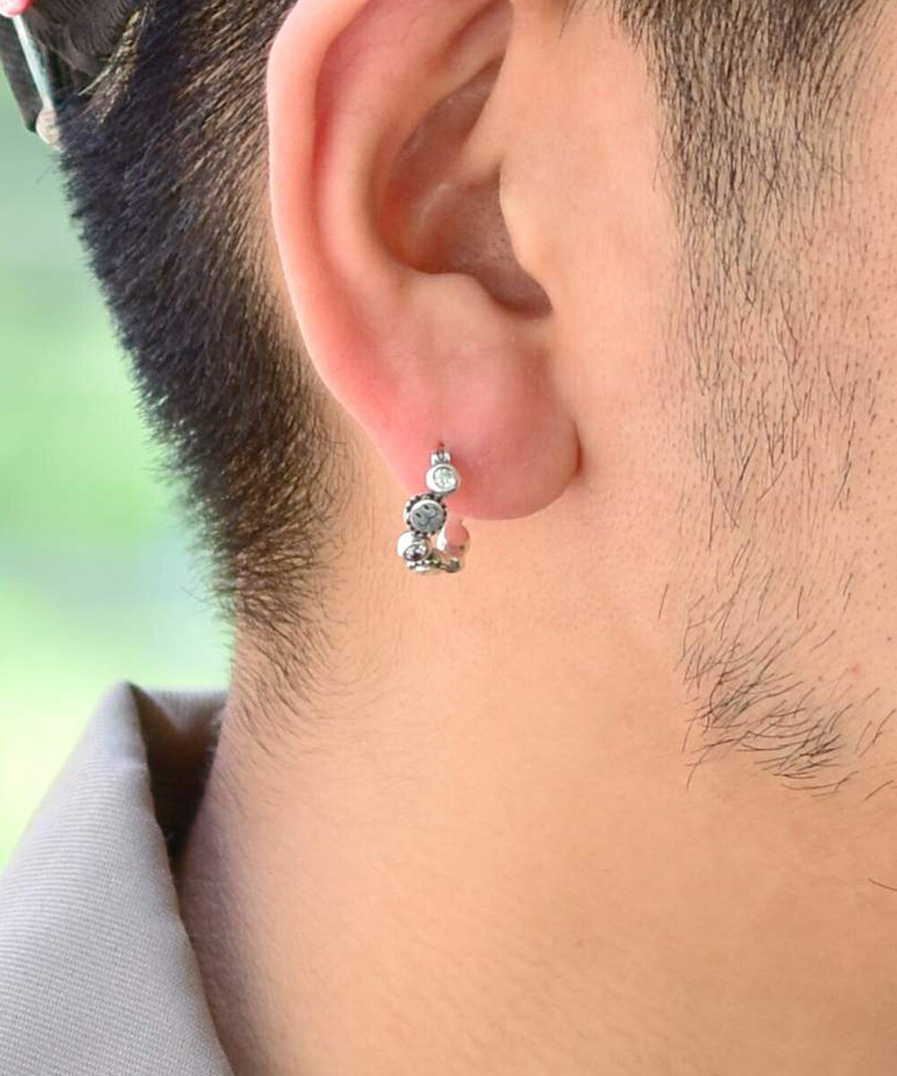 [型番:1EA106B0CL]LEOの遊び心とクラシカルな雰囲気がミックスされた新たな“東京ストリートアクセサリー”【#hoop pierce-シャープフープピアス-】目立ちたがり屋なLEOが紛れ込んだのはアクセサリーの中。日常にインパクト...