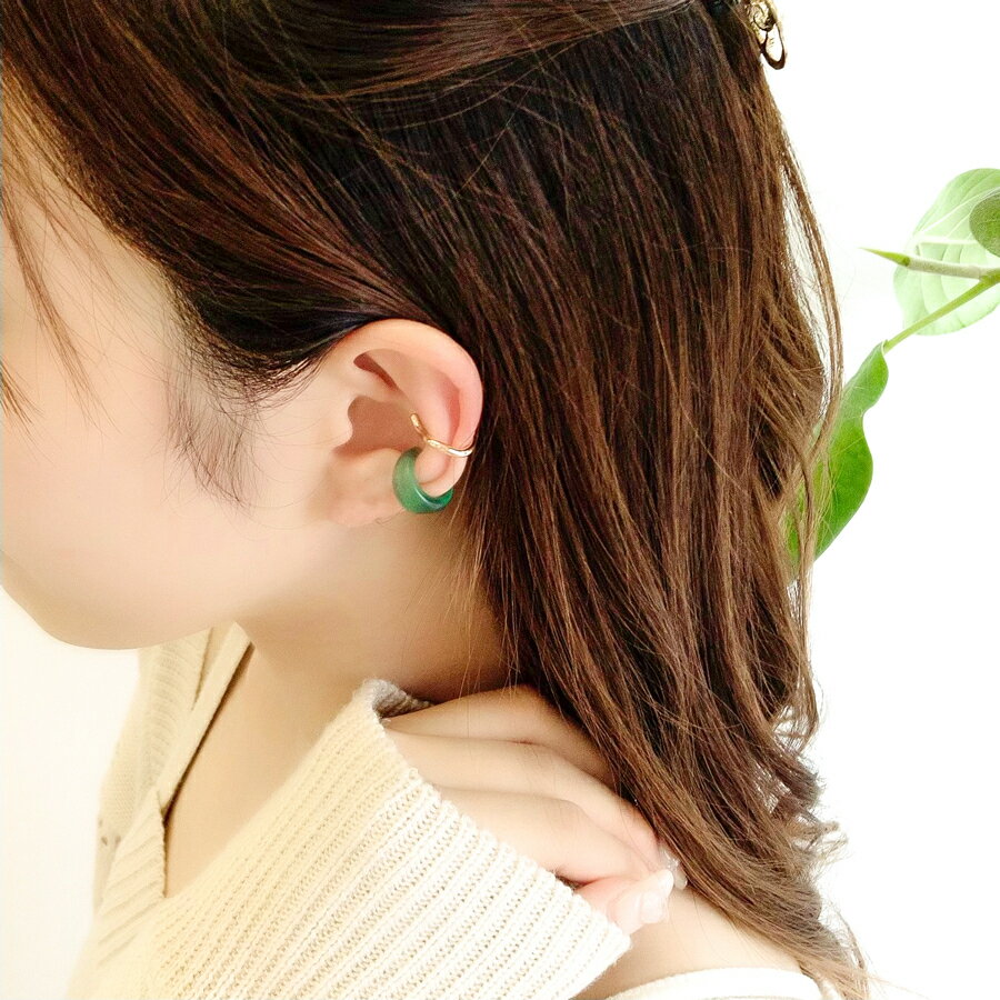 [型番:2211102]GOLDYオリジナルデザインのイヤーカフです。耳に引っ掛けるタイプのイヤーカフは、ピアスやイヤリングとはまた違った、新しい着け感が目を惹くアイテム。ピアスホールがない方にも着用頂けます。マットカラーの樹脂イヤカフと小...