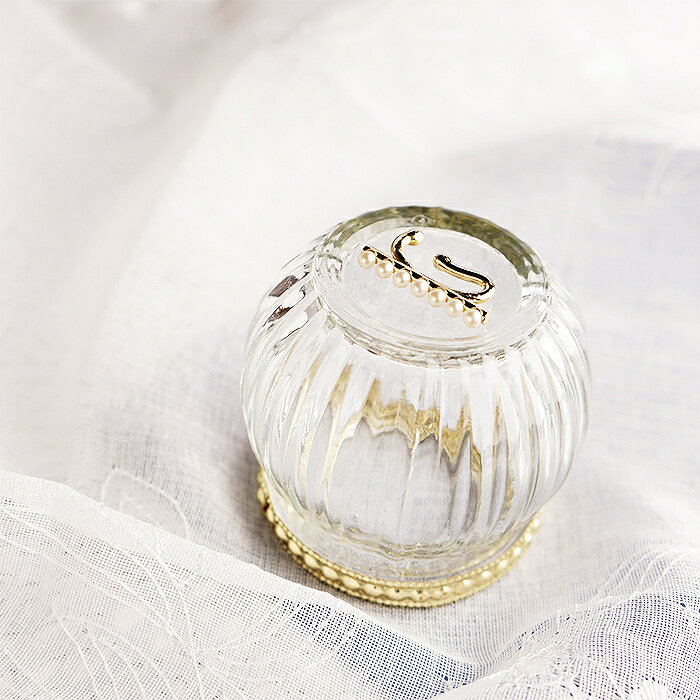 [型番:HE-007]品があり可愛らしさも持ち合わせたパールのフックイヤリングです。縦に並んだパールがお顔周りをすっきりと見せてくれ、普段使いしやすいボリューム感です。耳に引っ掛ける仕様のイヤリングです。(フックイヤリング)イヤカフのように...