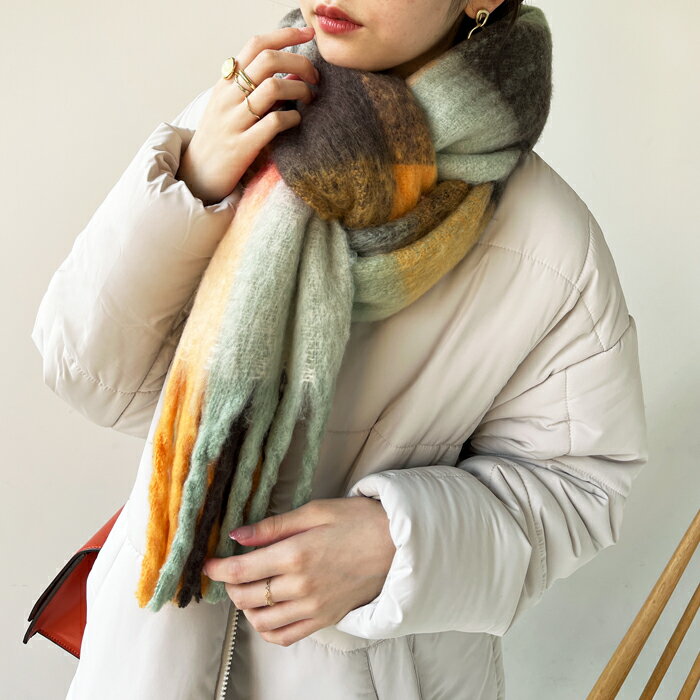 これからの季節に1つは欲しい優秀アイテム！大柄チェックが印象的なフェイクウールマフラー〇大柄チェックがアクセントに〇ボリューム感があり、あたたかい〇カラフルなカラー展開がトレンド感◎■デザイン大柄のチェックがレトロな印象のフェイクウールマフ...