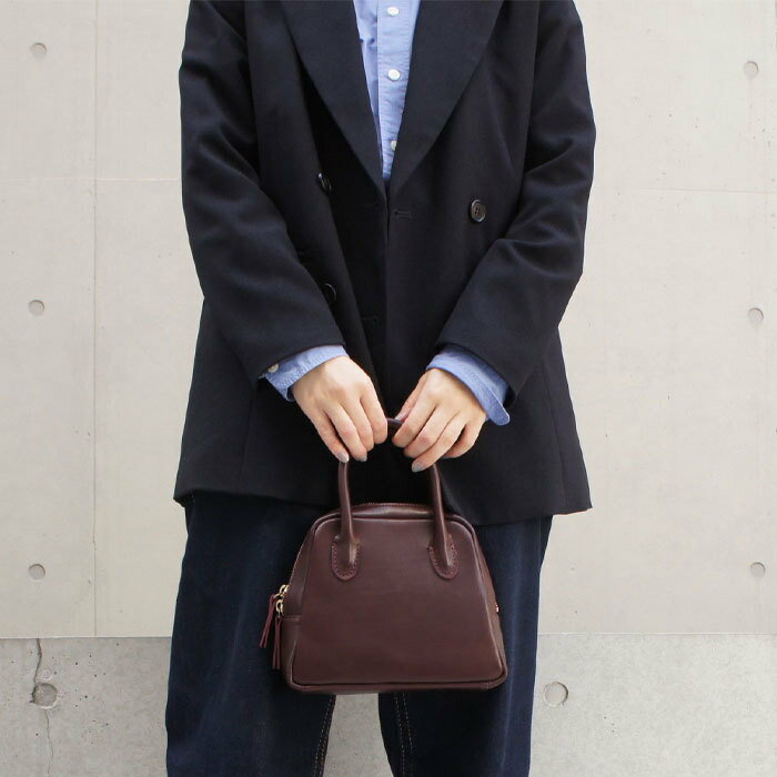 ヴィンテージ風なデザインとカラーで仕上げた、人気のMOSSシリーズON/OFFどちらも活躍しそうなバッグは、1つ持っていると重宝すること間違いなし!ダブルファスナーで開閉も便利です。・内ポケット・・1つMOSS LEATHER・・・独自のオ...