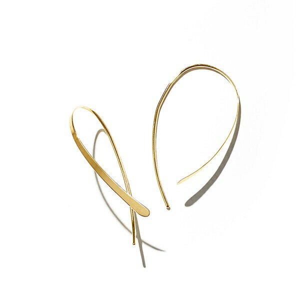 [型番：0202-2360-0019]【Ear Jewelry】軽やかな曲線を描いたイエローゴールドのラインが耳元で存在感を放つピアス。職人の手作業でひねりを加えた繊細なデザインは、つけているのを忘れてしまいそうな軽さと着け心地です。上品な...