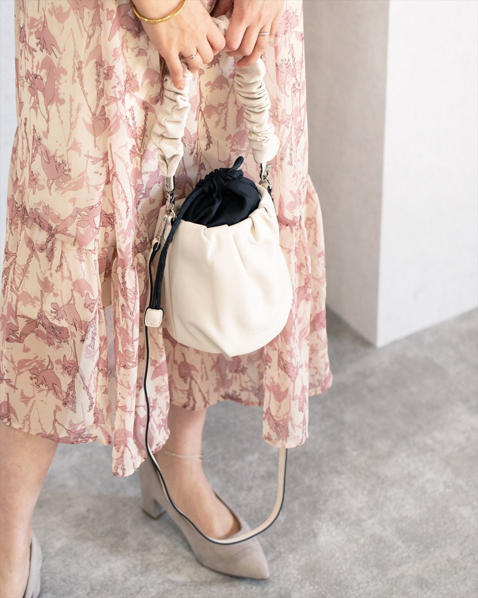 [型番:RSN-70600B]＜バケツ型のレザー巾着バッグでコーデが決まる！＞小さめサイズがかわいらしく、ベーシックな色展開を揃え、どんなコーデにも合わせやすい◎取り外し可能なショルダーなので、肩掛けで使ったりラフに手で持って使ったりとお好...