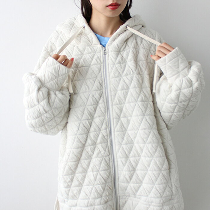 キルティング素材が今年っぽい♪ボリューム感たっぷりのカットソーパーカー〇トレンドのキルティング素材が今年らしいパーカー〇ワンマイルウェアとしてもおススメ〇ボリュームたっぷりのワイドシルエット■素材優しい柔らかな素材感で肌ざわり＆着心地も◎…...