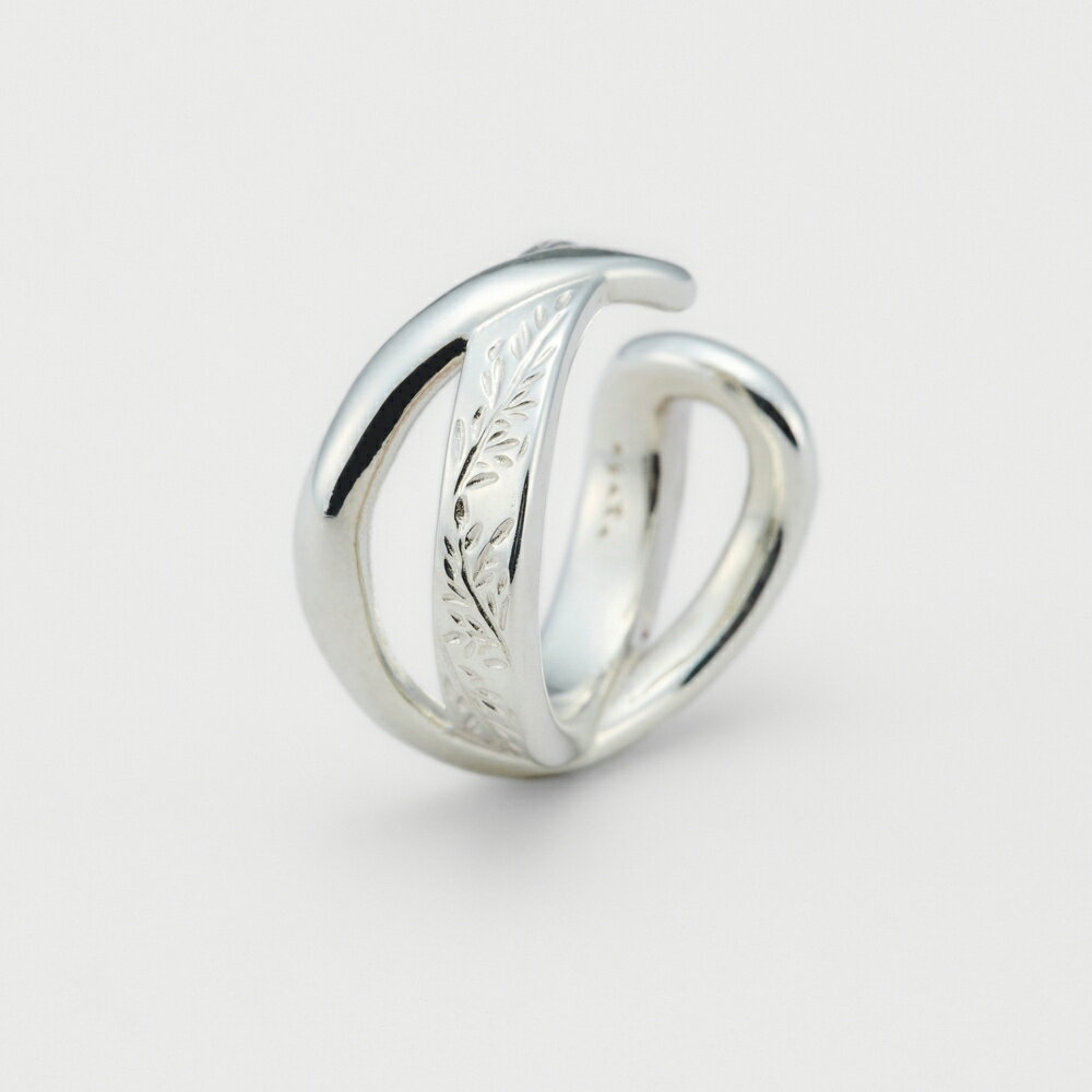 [型番：10231113068]シルバーのラインがクロスになったデザインがおしゃれ度を上げてくれるイヤーカフ。クロスの片側のラインには植物の彫模様を施し、ヴィンテージ感をプラスしました。ジェンダーレスに使用していただけるアイテムです。※デザ...