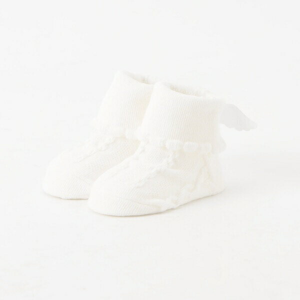 [型番：23-40QC03-203]《デザイン》折り返しデザインのカップ入りソックスです。後ろ中心に付いている羽モチーフがポイントです。ソックスのベース部分は凸凹のある立体的なフロート編みでケーブル柄を表現しています。足底にはクリアロゴのす...