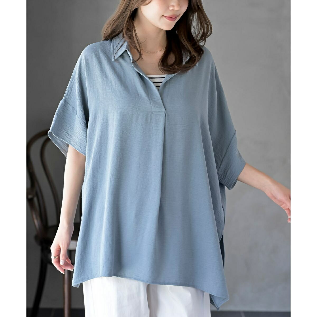 [型番：0770300496]☆2026/SS　再入荷☆大人華やぐスキッパーシャツしなやかな落ち感が大人の雰囲気を醸し出すシャツブラウス。とろみ感とシボ感のあるしっとりとしたストレッチ素材で爽やかにご着用いただけます。シャープなV字を描くス...