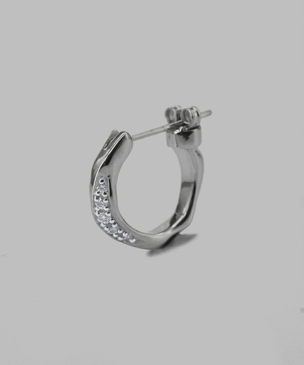 [型番:1EA157A0SV]ライオンハートの独自機構で作られたシルバーピアス【クロッシングピアス/フラグメントCZ】不揃いなカット面と敷き詰められたジルコニアが特徴。クロッシングはライオンハートとファクトリーの共同開発で生まれた新しい機構...