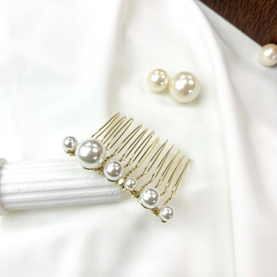 [型番:ha555]小さめサイズのコームです。パールのみのシンプルなデザインで使いやすいです。ミニサイズなので他のヘアアクセサリーとの重ね付けもおすすめです。■カラー：ゴールドW約5.2cm　H約3.8cm　コーム部分H約3cm※(　)で表...