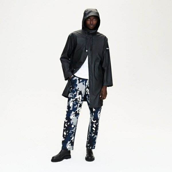 [型番：ZBHAA63]洗練されたデザインと素材感が特徴のレインコート-素材の特徴-防水性に優れたポリウレタン、ポリエステル素材-デザインの特徴-ミドル丈のストレートシルエット-サイズ感-レギュラーフィット軽量かつ滑らかな素材感が特徴のレイ...