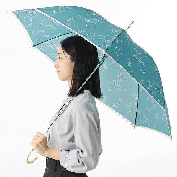 [型番:1CM 11009-09]CHAMCHAM MARKETの軽量仕様の長傘。レモンや草花が描かれた、大人かわいい傘ですネームバンドに付いたタグにもレモンが描かれており、閉じて持ち歩く際も気分が上がります。生地にはUV加工が施されている...