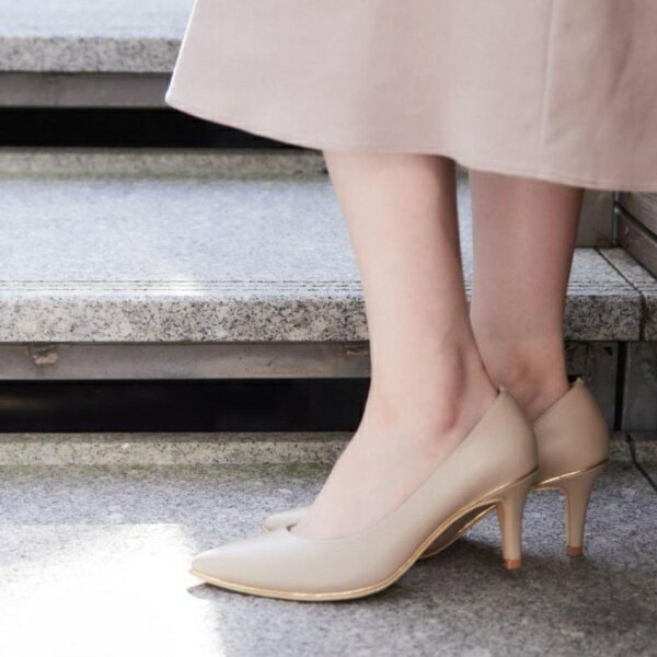 [型番：P0611095]エスペランサの履きやすいパンプスと言えば『12時間パンプス』結婚式や二次会にもおすすめ！こちらは晴雨兼用機能が嬉しい「every day」仕様のミドルヒールバージョンです。アーチにフィットした4層構造のクッションで...