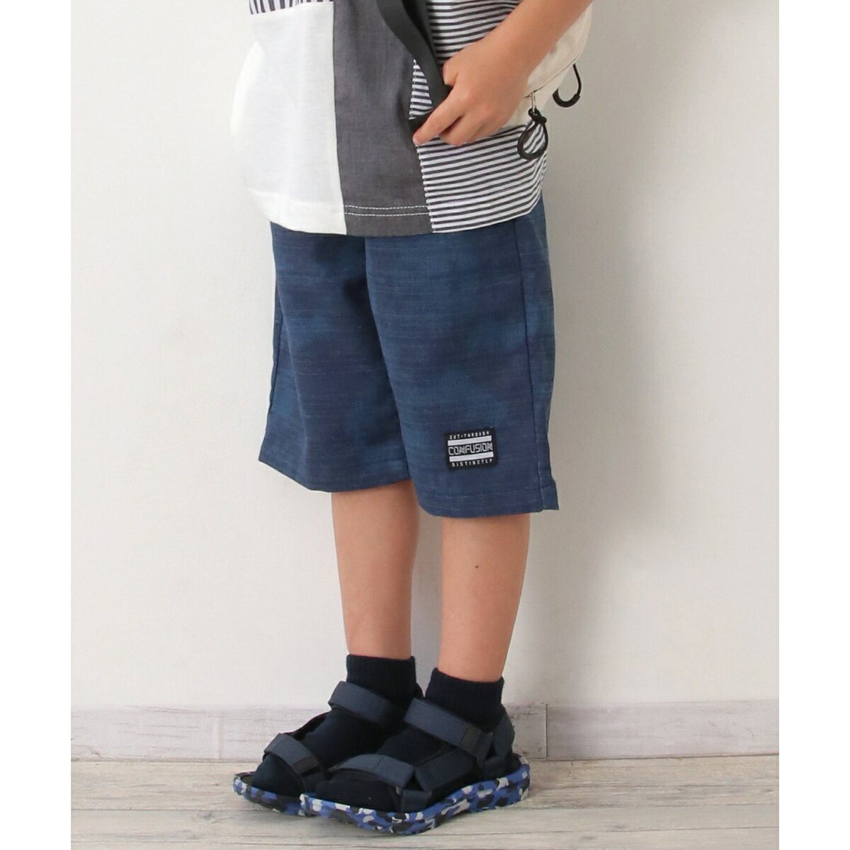 [型番：13060208]生地に表情があり、シンプルながらもアクセントになるハーフパンツ。ウエストはゴム仕様で履き心地も快適です。＜b＞【素材】＜/b＞凹凸感のある織り組織の綿混素材を使用しました。＜b＞【デザイン】＜/b＞フェイクガチャベ...