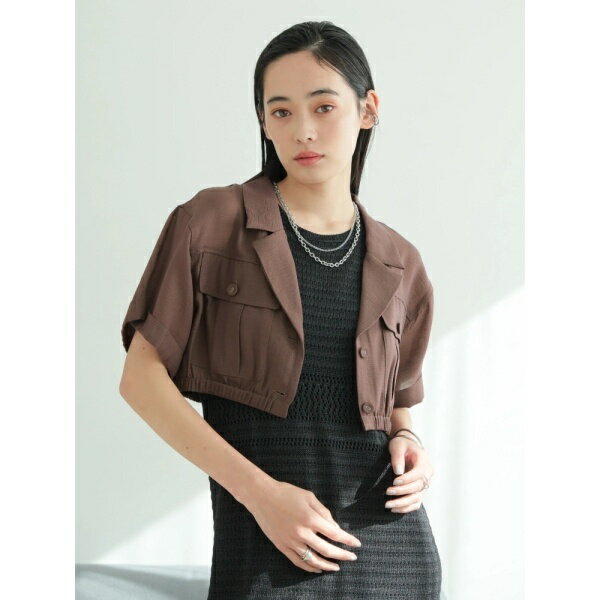 [型番：002633610090]脚長効果も期待できるクロップド丈タイプのワークシャツ。両胸の大きなワークポケットが立体的なアクセントをプラス。透け感のある微光沢素材と裾ギャザーを施した丸みのあるシルエットで、女性らしい優しげな雰囲気を演出...