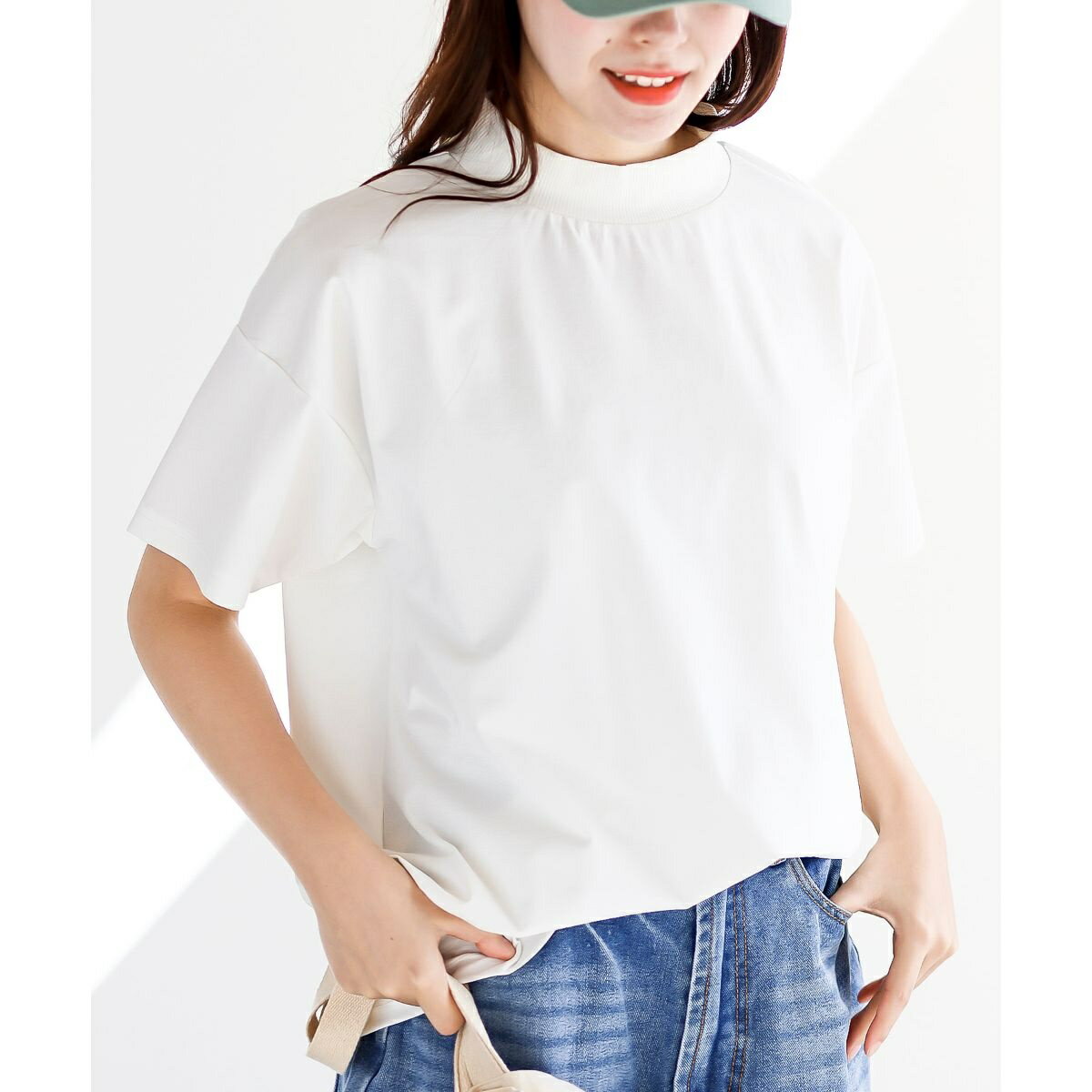 [型番：0770400519]爽やかに過ごせるドライタッチTシャツさらっとしたドライタッチにストレッチの効いた快適素材のトップス。汗ばむ季節のストレスも軽減してくれるアイテムです。どんなコーデにも合わせやすいシンプルなデザインも魅力。さりげ...