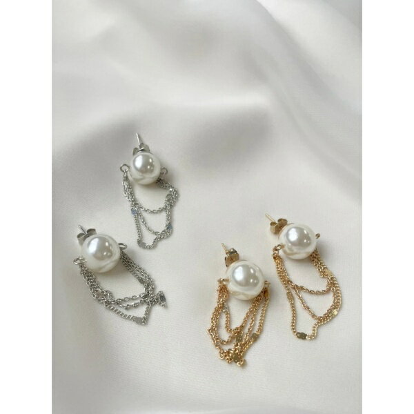 [型番：000433820110]煌びやかなパール調とチェーンが組み合わされたピアス。耳元で揺らめくシルエットで女性らしい印象を与えます。つけ外ししやすいスタッド式が、ピアスホールへの負担を減らしてくれるのもポイント◎デイリーユースやお呼ば...