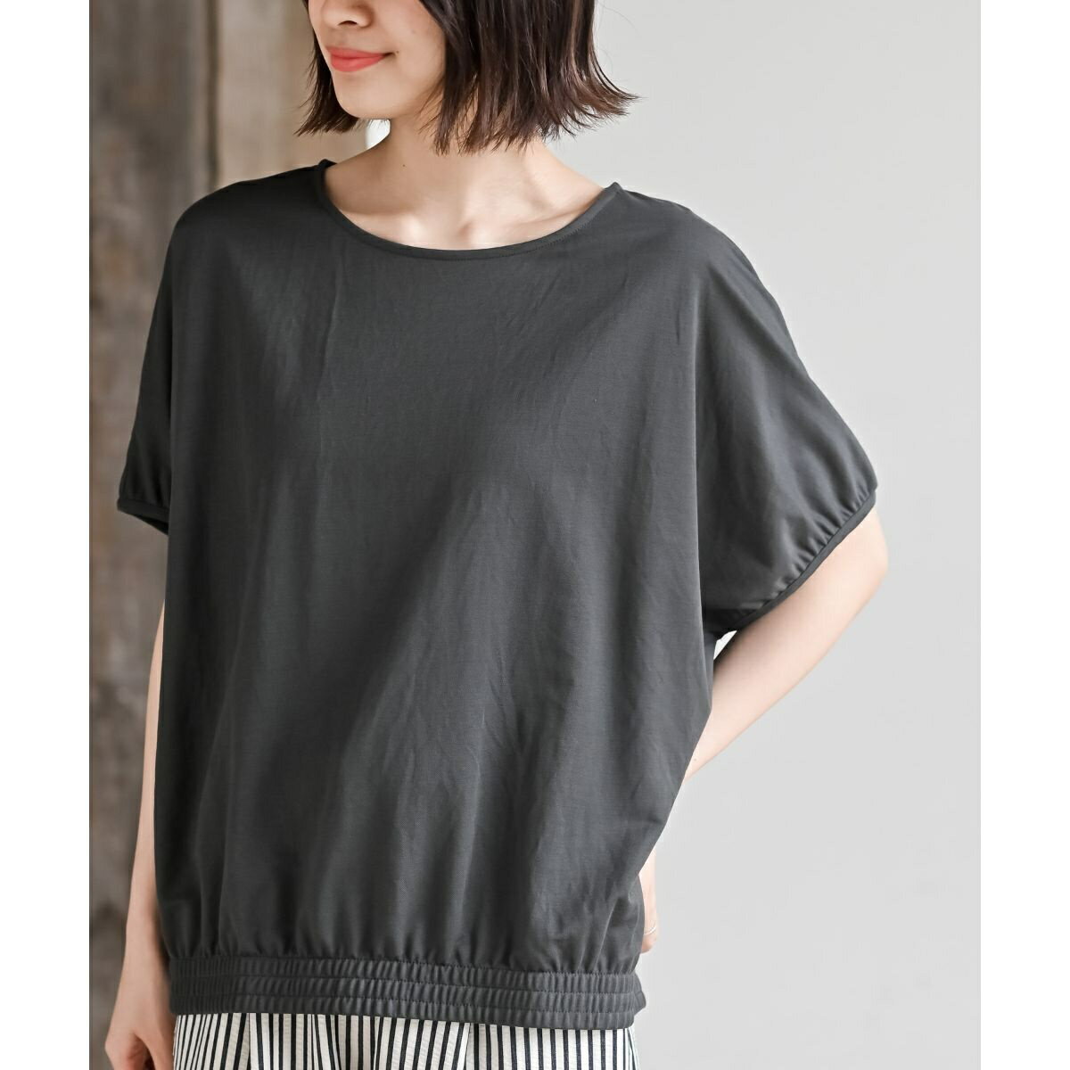 [型番：1350400061]抜け感のある女性らしいカジュアルトップスゆったりとしたサイジングで抜け感のある装いが楽しめるカットソーTシャツ。触るとひんやりとする接触冷感で暑い日も快適にご着用いただけます。しわにもなりにくい素材なのでお手入...