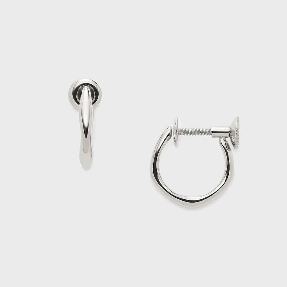 [型番：30232113013]ほんのり波打つニュアンスのあるシルエット。シンプルながら、顔周りを柔らかい印象にしてくれるイヤリングです。タイニーチャームシリーズとのコーディネートがおすすめ。※天然石や天然素材を使用しているものは、サイズ・...