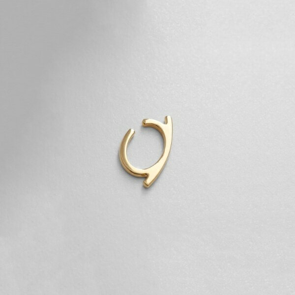 [型番：76781246]シンプルでスタイリッシュなデザインのイヤーカフ。削ぎ落とされたデザインがクールでモードな着こなしに導いてくれます。控えめなボリューム感だから、色違いを重ねたり、他のイヤーアイテムとコーディネートするのもおすすめ。同...