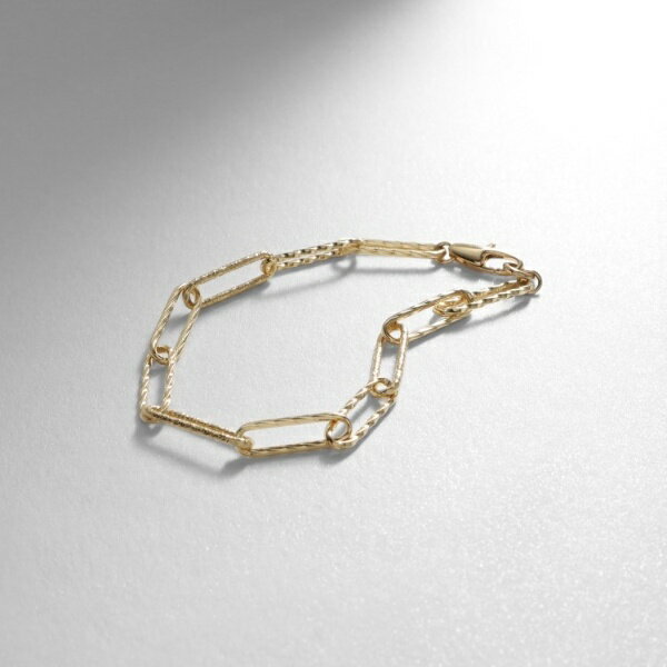 [型番：40541244]トレンドのステーションチェーンをあしらったボリュームブレスレット。3種類の異なるカットを施したコマを交互に組み合わせました。見る角度によってカット面が輝きを放ち、手元をスッキリと華やかに魅せてくれます。中空のお作り...